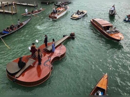 Unmissable! Violin Boat sailed through the canals of Venice | Check ...