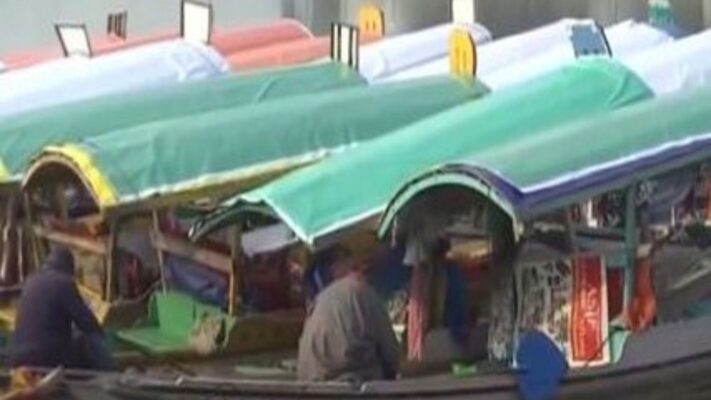 Dal Lake's Shikaras Illuminate Republic Day with Indian Flag Colors ...