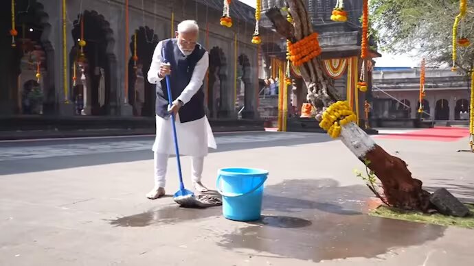 PM Modi Sweeps Temple Grounds in Nashik, Urges Cleanliness Ahead of Ram ...